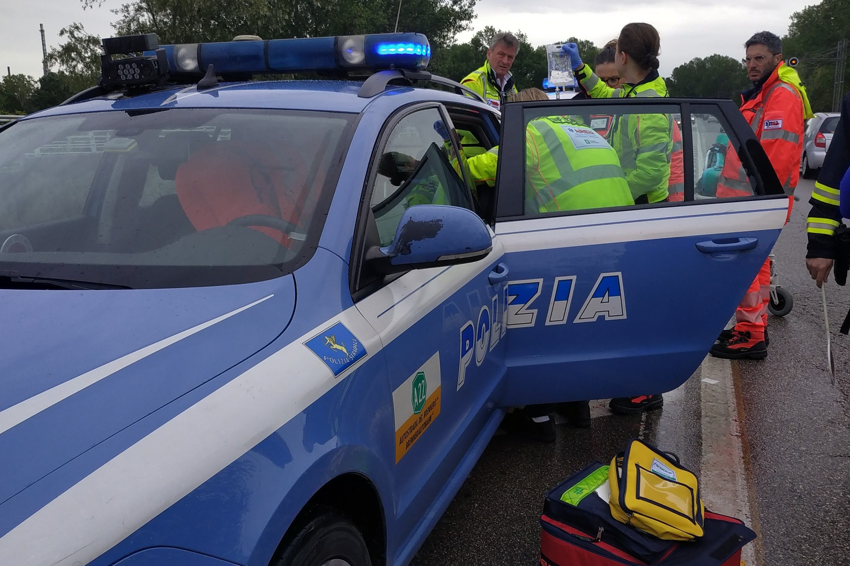 Mantova, bimbo di 9 anni in gita ha una crisi respiratoria sul bus: soccorso dalla polizia stradale