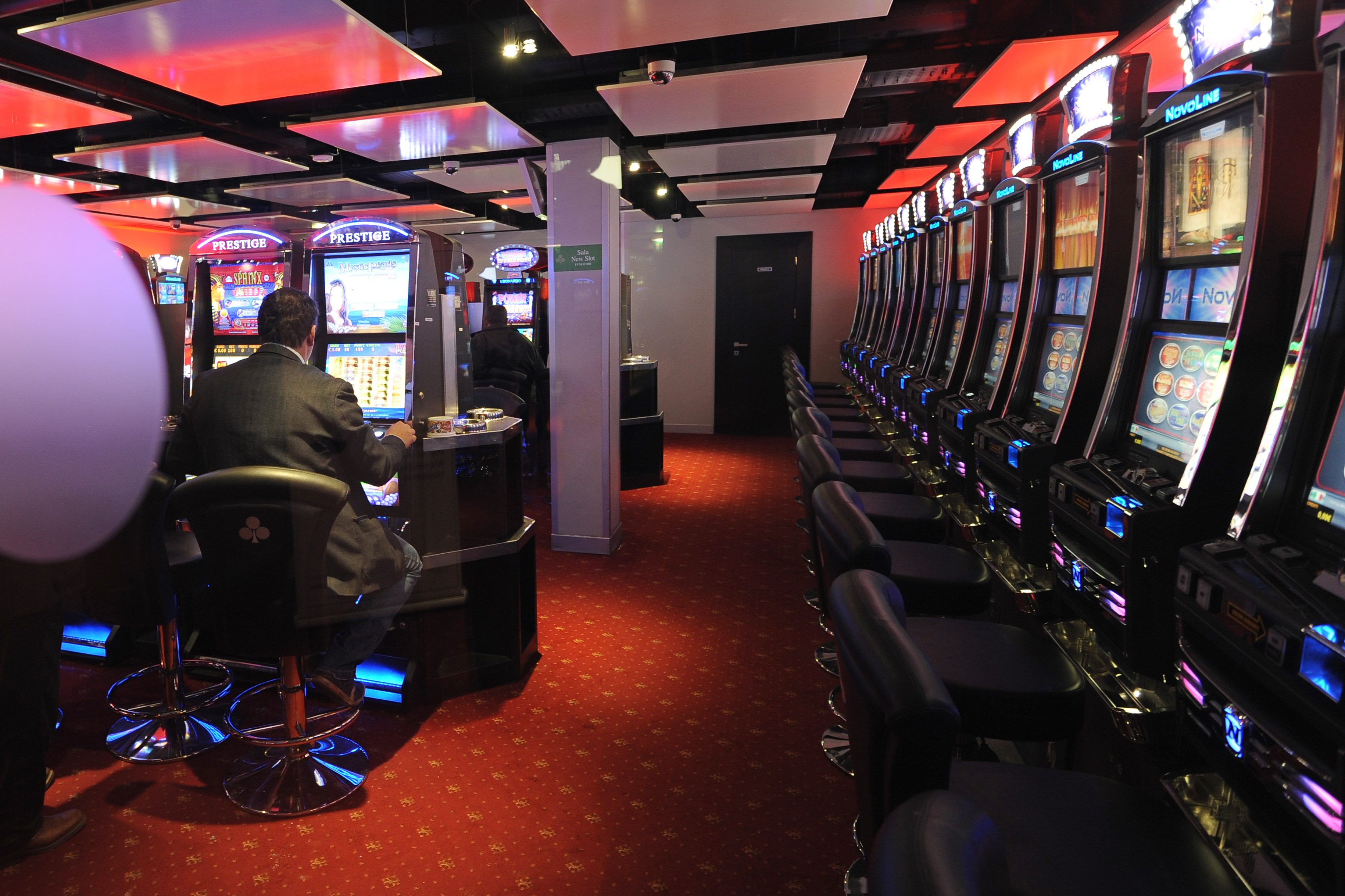 Donna legata e imbavagliata durante una rapina in una sala slot: è caccia ai malviventi