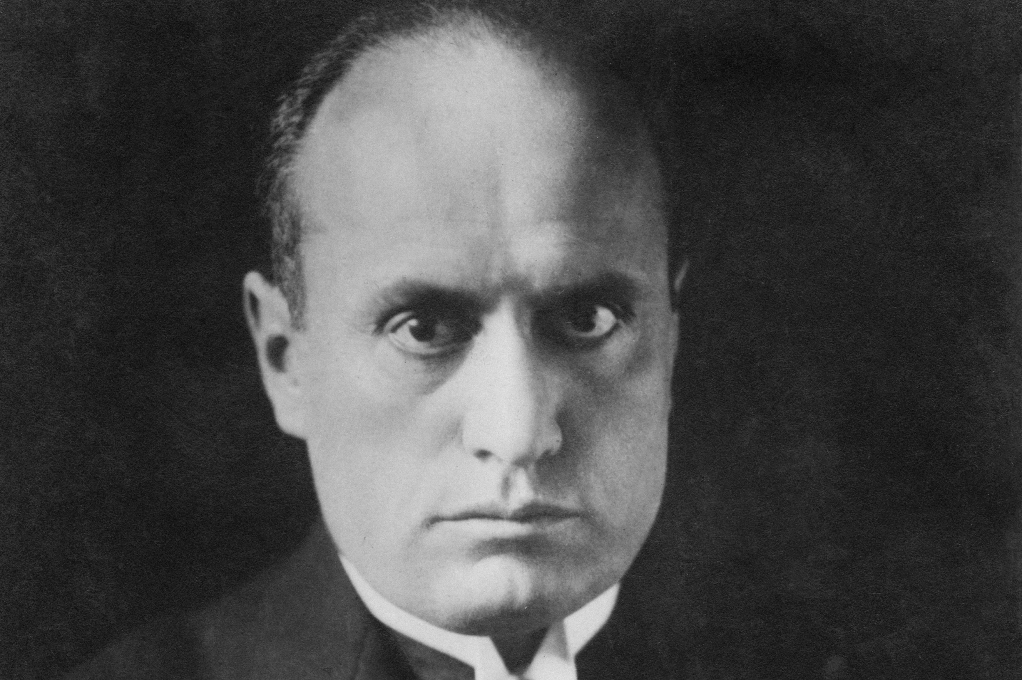 Mussolini resta cittadino onorario di Salò: dopo 96 anni il consiglio ...