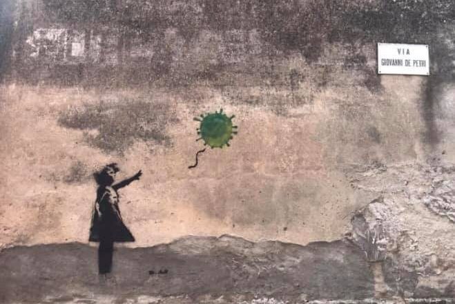 La street art di Banksy reinterpretata: bimba lascia volare un ...
