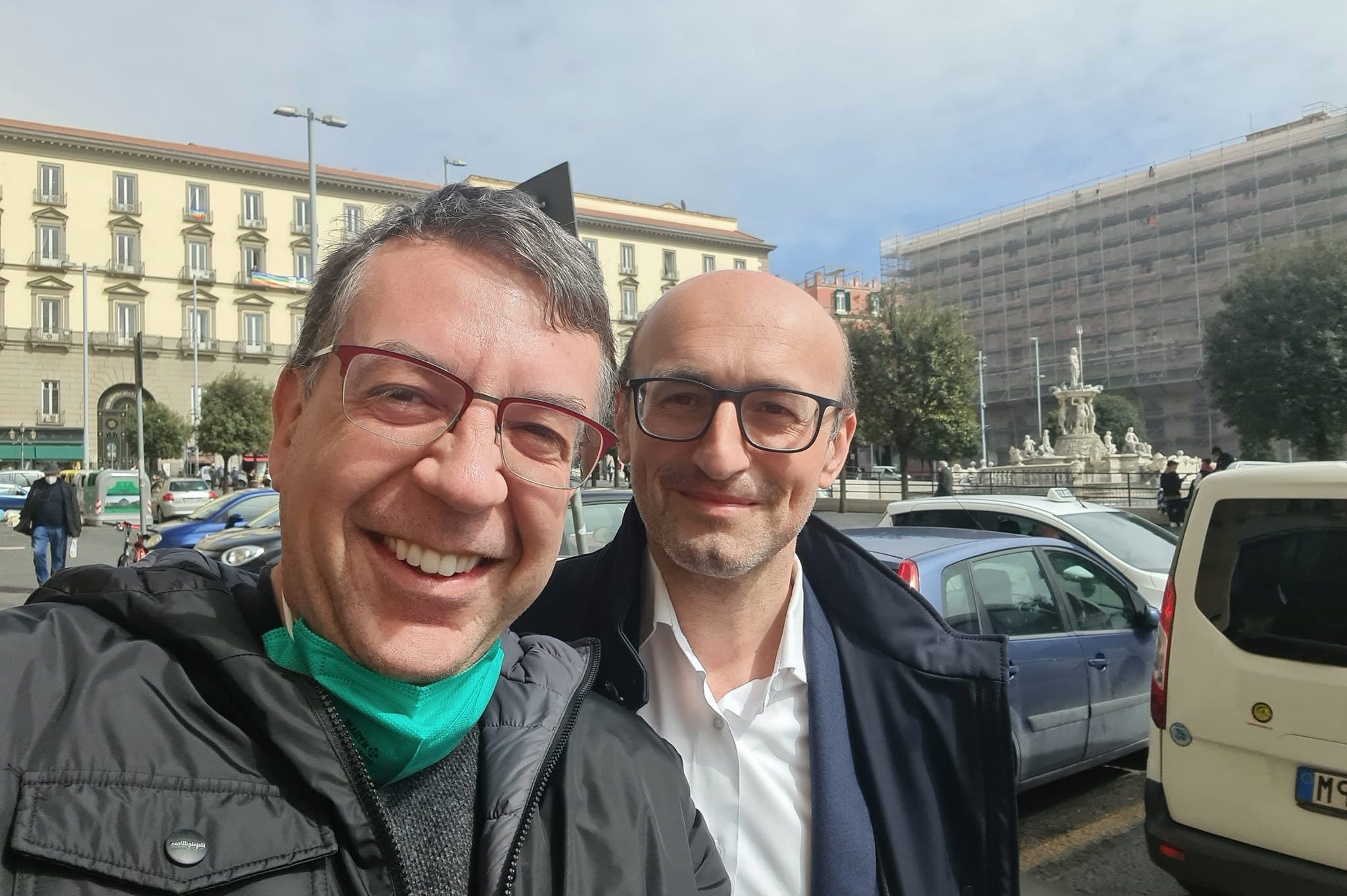 Massimiliano Manfredi e Mario Casillo, il selfie a piazza Municipio ...
