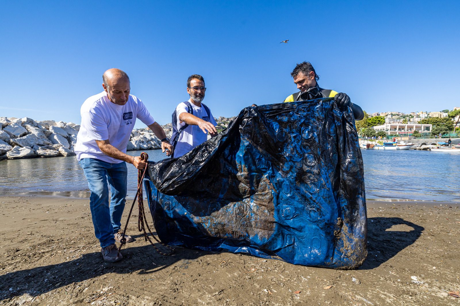 Lido Mappatella ripulito da volontari sub: a mare trovati tubi ...