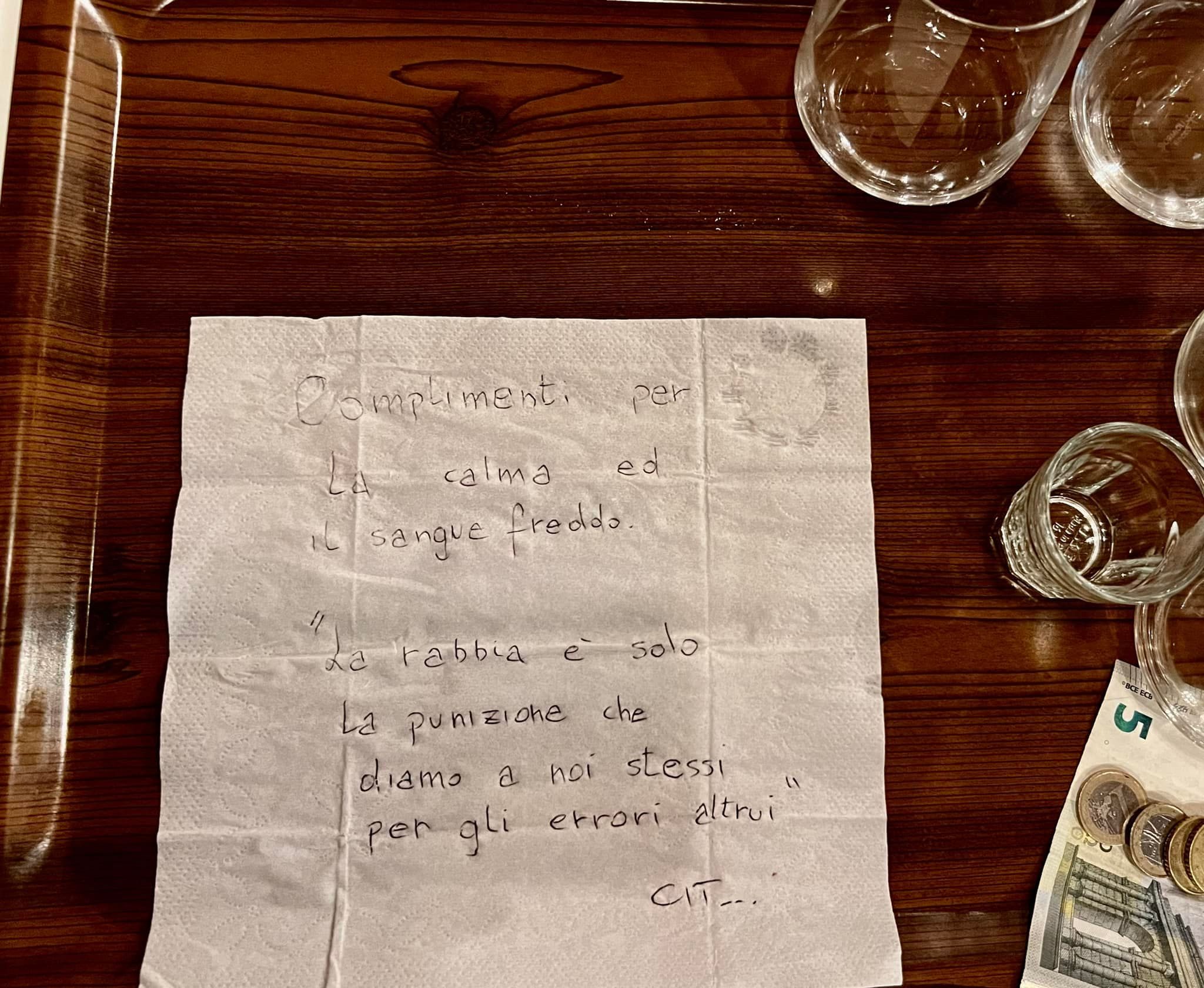 Terroni di mer.., cliente si lamenta per l'attesa e va via: la vicenda ...