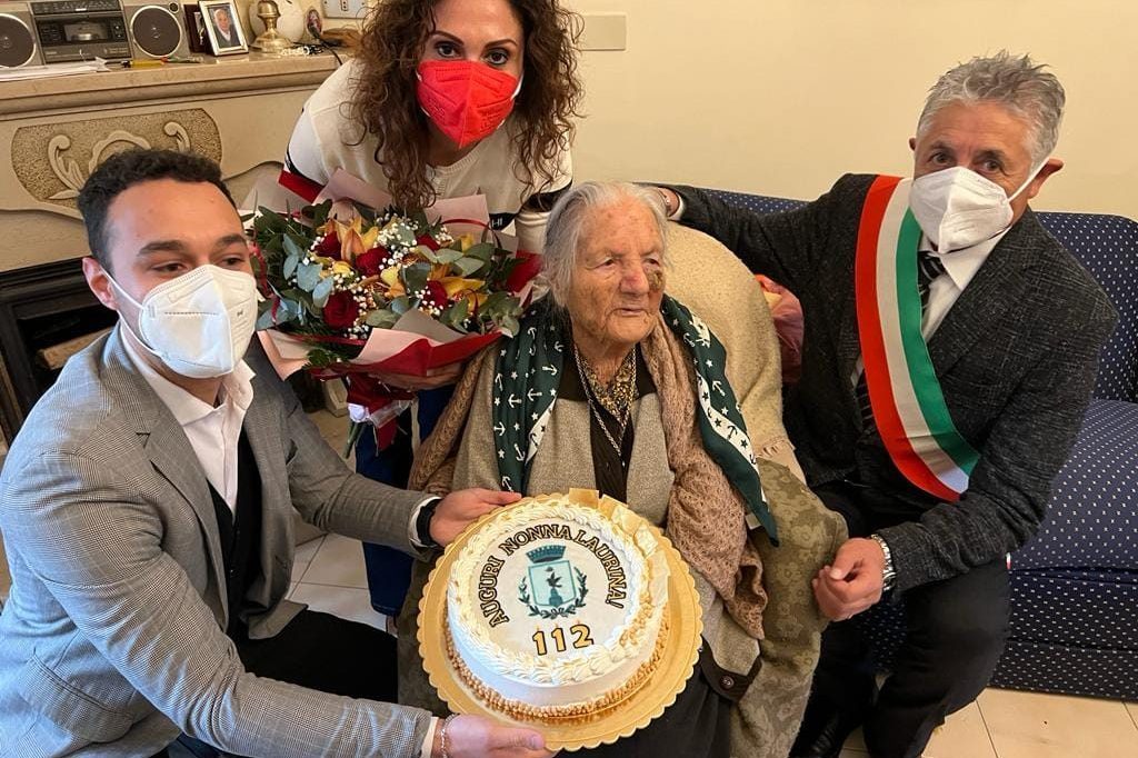 Nonna Laurina compie 112 anni, è la donna più anziana della Campania ...