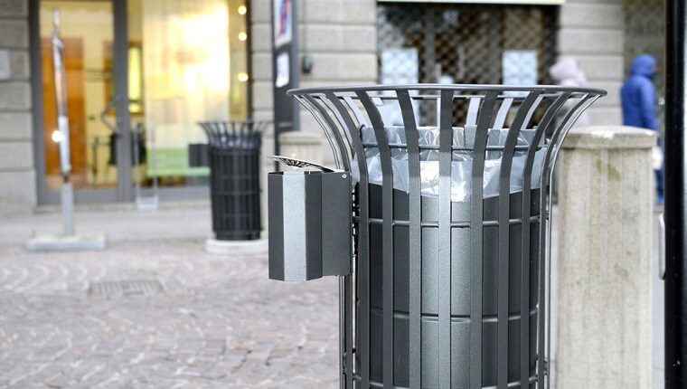 Nel centro storico di Napoli 100 nuovi cestini dei rifiuti: saranno installati in due settimane