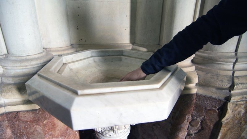 Escrementi e urina nelle acquasantiere: orrore in una chiesa di ... Escrementi e urina nelle acquasantiere: orrore in una chiesa di ...