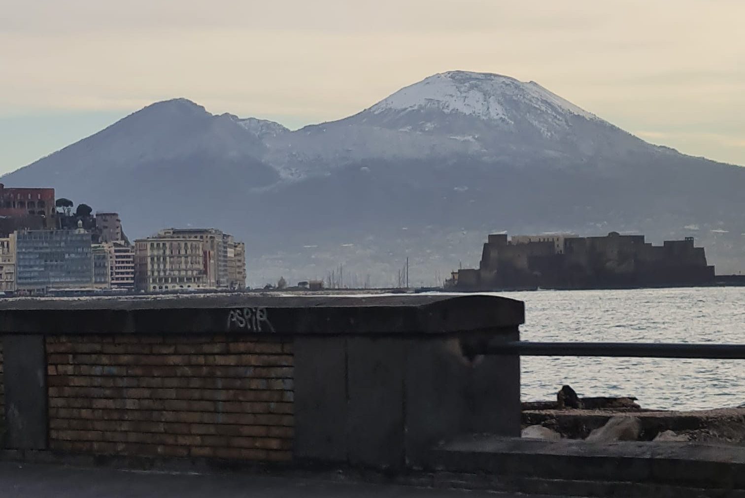 Neve sul Vesuvio, è la prima dell'anno: la cima del vulcano imbiancata