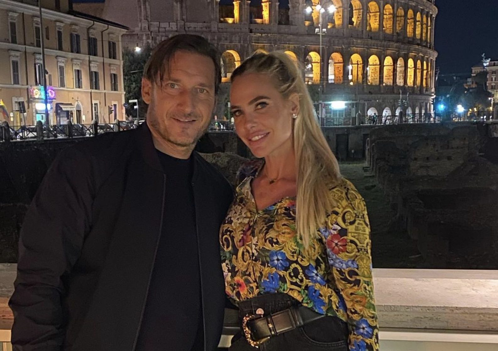 Dove vivono Francesco Totti e Ilary Blasi: la casa con giardino, piscina e campo da calcio a Roma