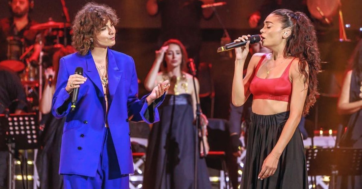 Elodie in versione gitana, Madame col completo blu elettrico: è sfida ...