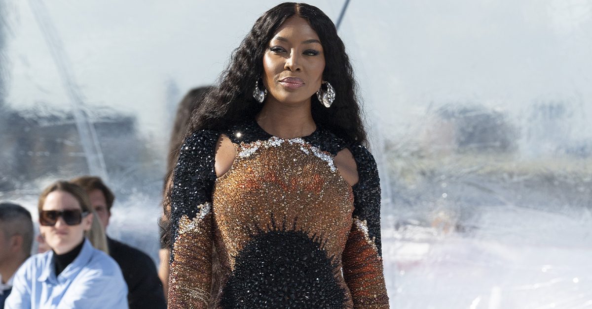 Naomi Campbell sfila per Alexander McQueen e cambia look: è una ...