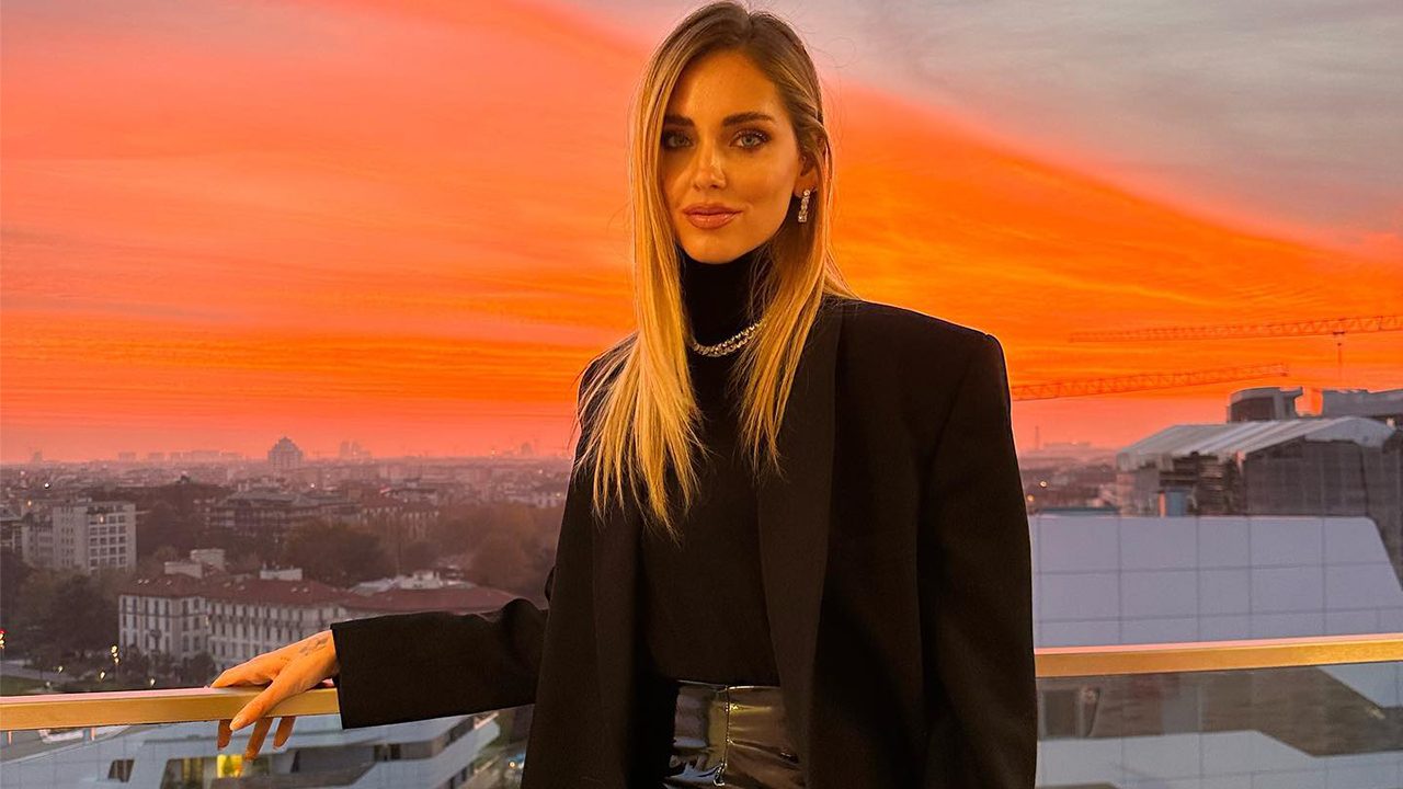 Miniskirt and patent leather boots: Chiara Ferragni's autumn look is ...