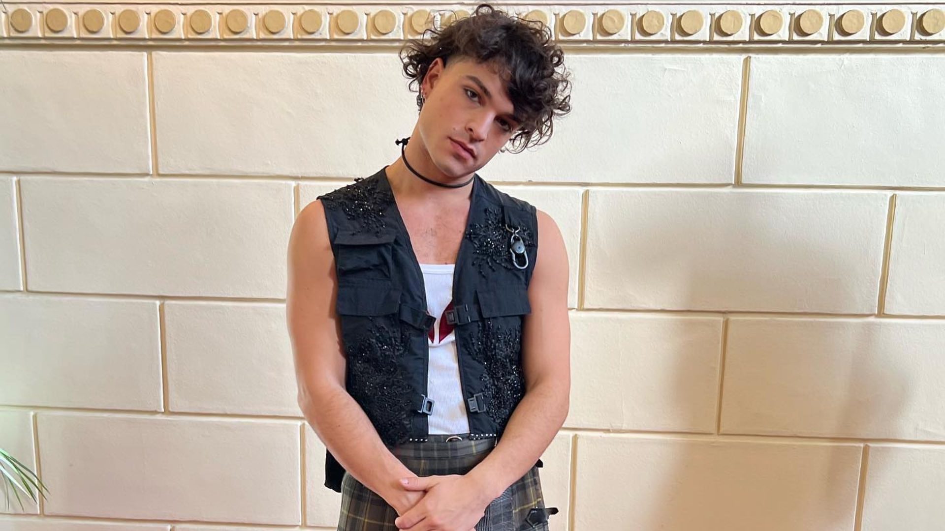 Leo Gassmann with kilt and eyeliner: the return to Sanremo has no ...