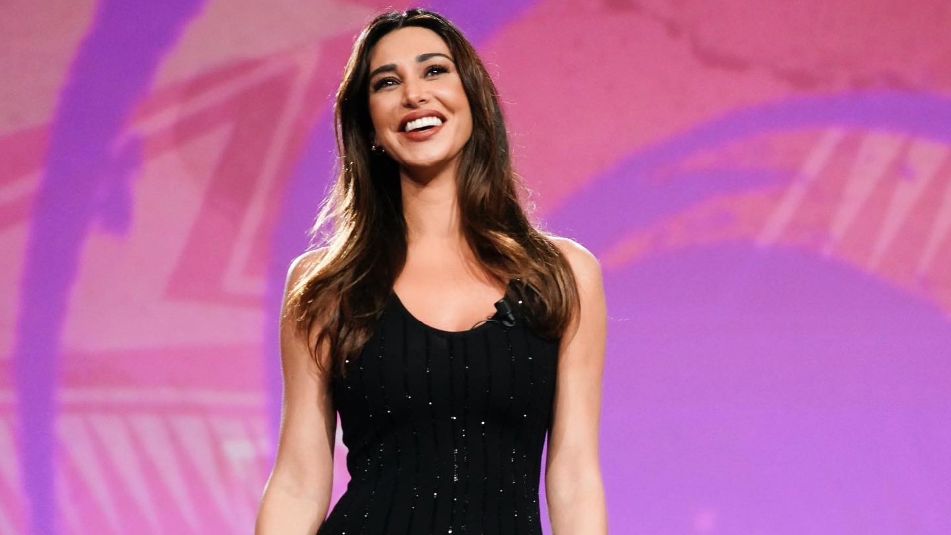 Belén Rodriguez a Le Iene cambia stile: sul palco indossa la tutina ...