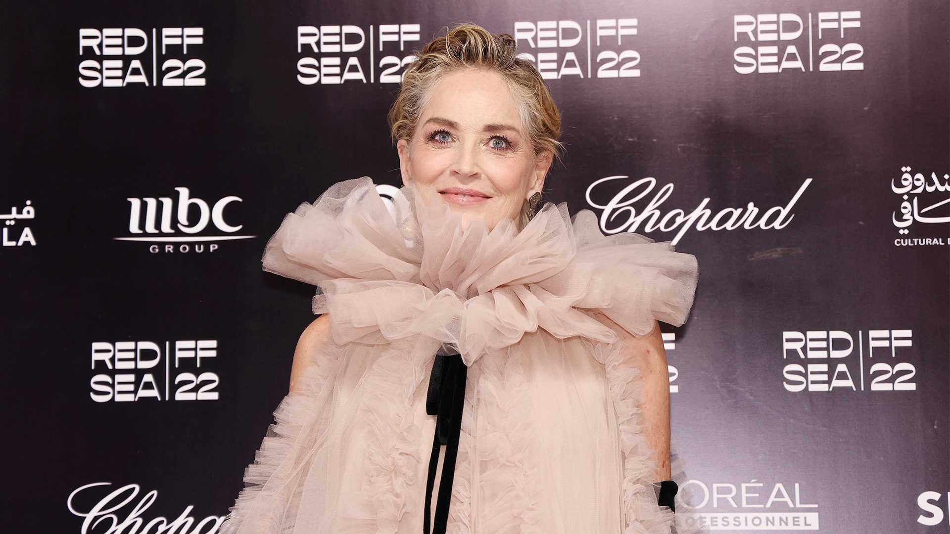 Sharon Stone diva romantica: sfila sul red carpet avvolta da una nuvola ...