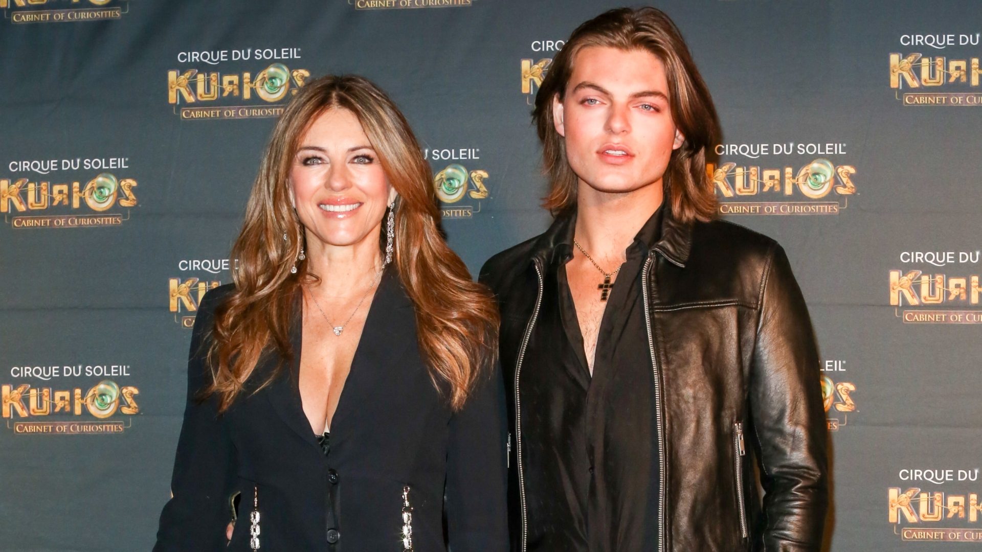 Elizabeth e Damian Hurley insieme sul red carpet: mamma e figlio sono ...