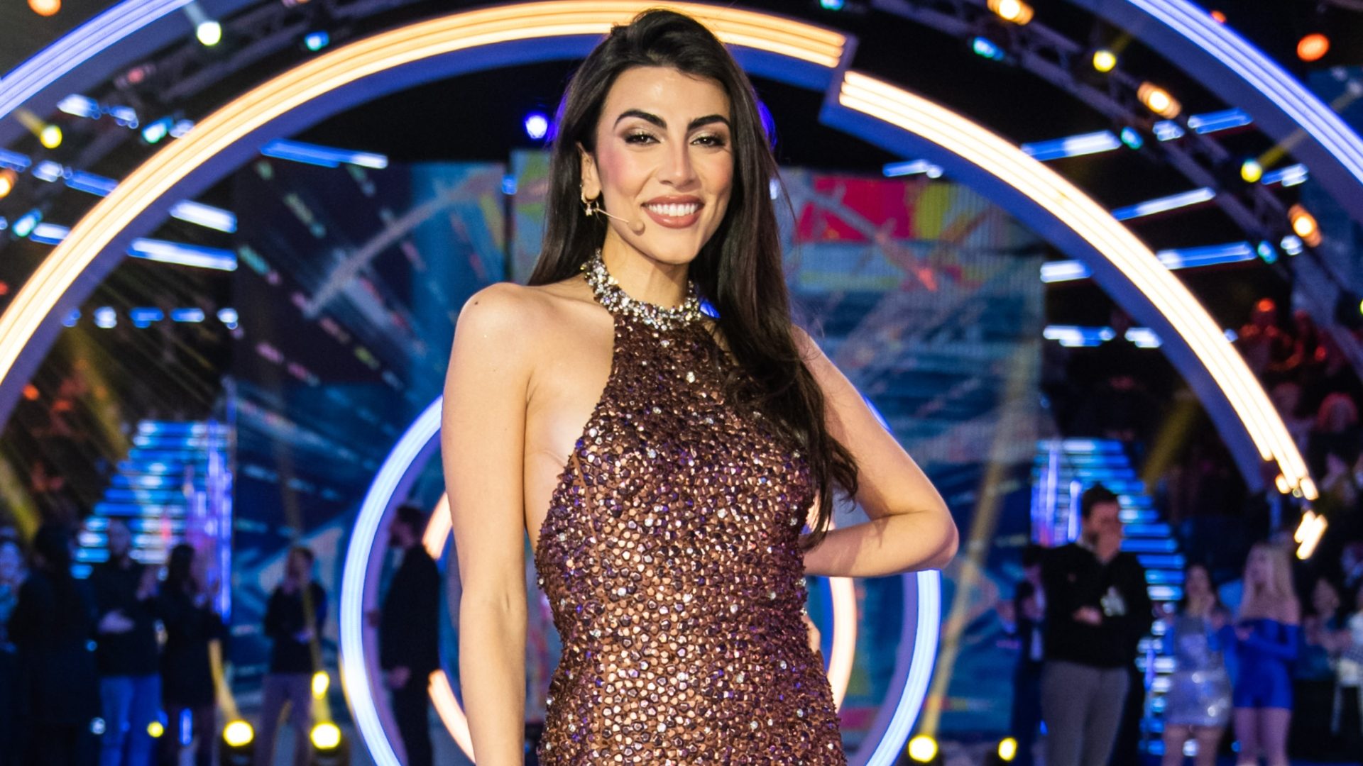 Giulia Salemi al GF Vip brilla con le paillettes color bronzo: il mini ...