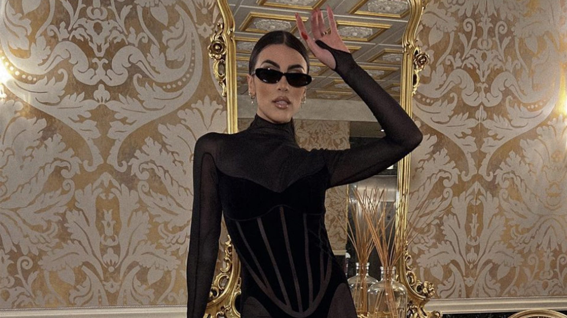 Giulia Salemi è dark a Capodanno: festeggia con la tutina trasparente ...