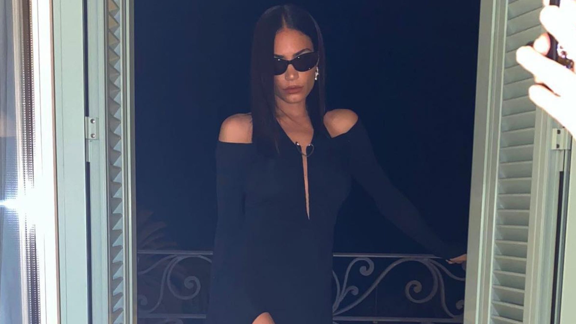 Elodie arriva a Sanremo: per il party pre-Festival è una dark lady con ...