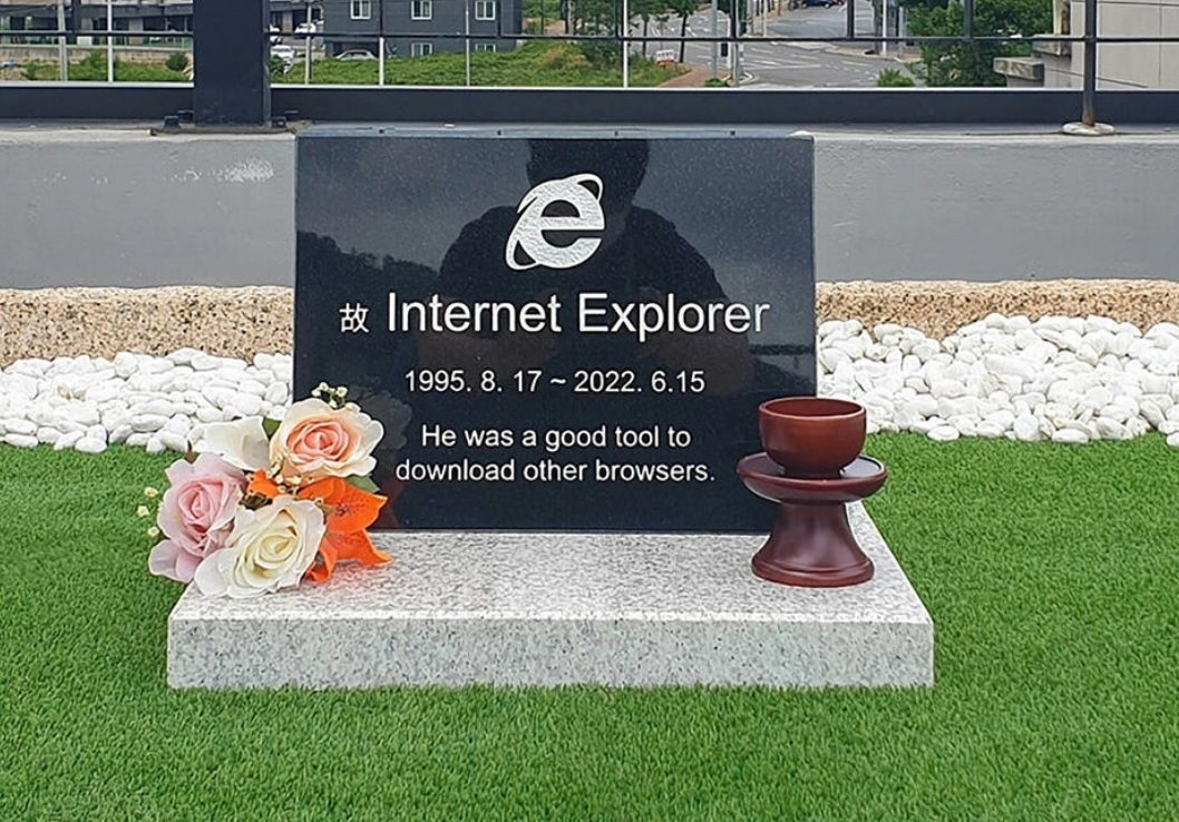 Ingegnere crea una lapide per il defunto Internet Explorer: la foto è ...