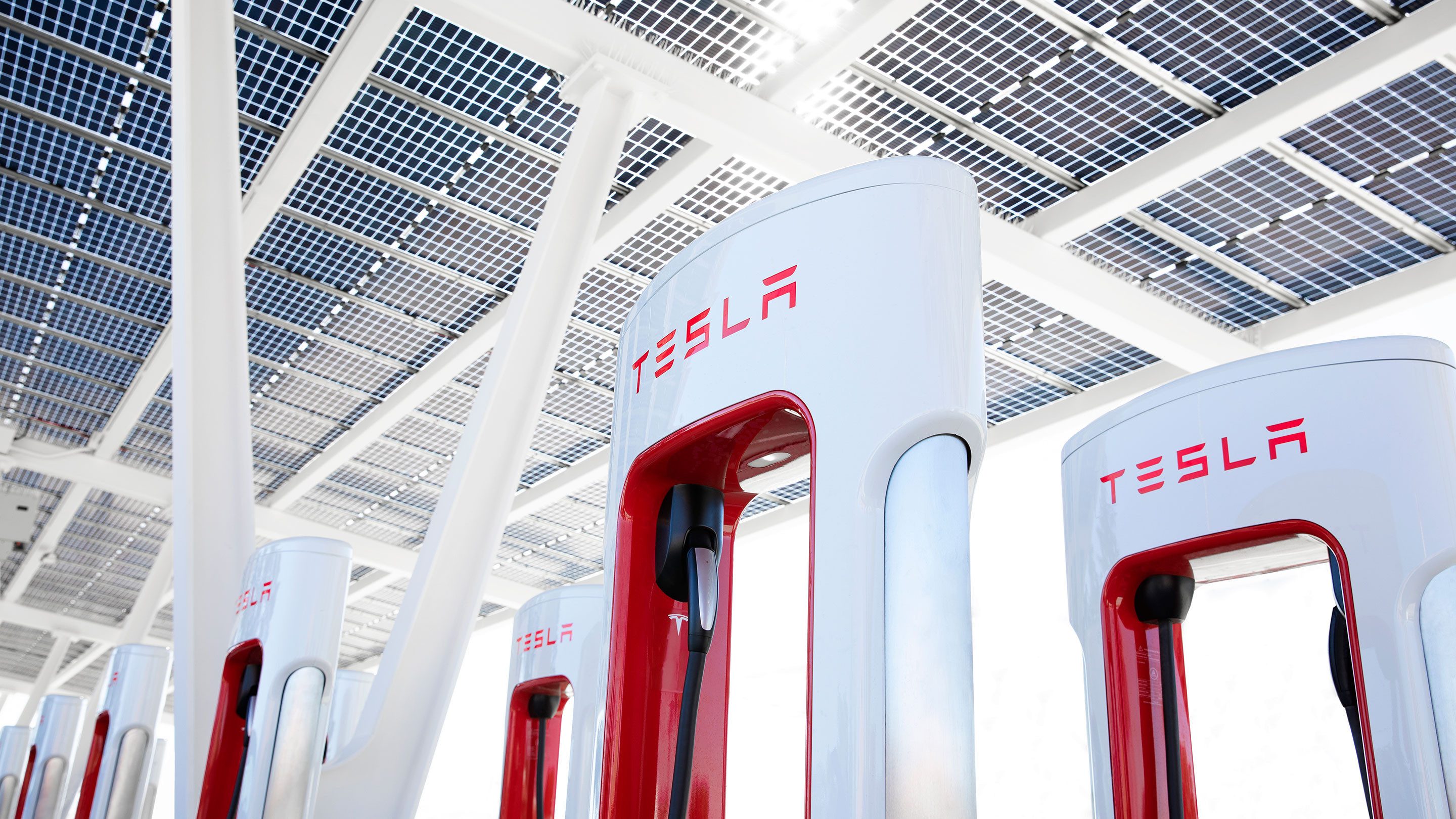 Ora caricare una Tesla può costare più di un pieno di benzina