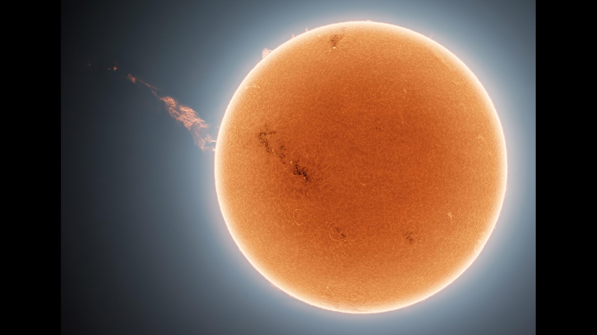 Il Sole ha espulso una enorme lingua di fuoco di 1,6 milioni di ... Il Sole ha espulso una enorme lingua di fuoco di 1,6 milioni di ...