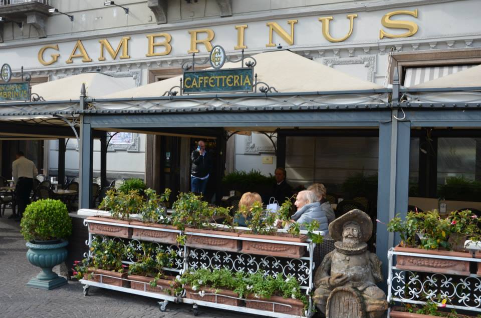 Tutto il mondo è paese, turisti russi rubano una tazzina al Gambrinus