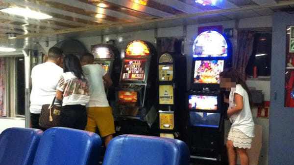 Perde tutti i soldi alle slot e rapina la sala scommesse per riprenderseli, arrestato