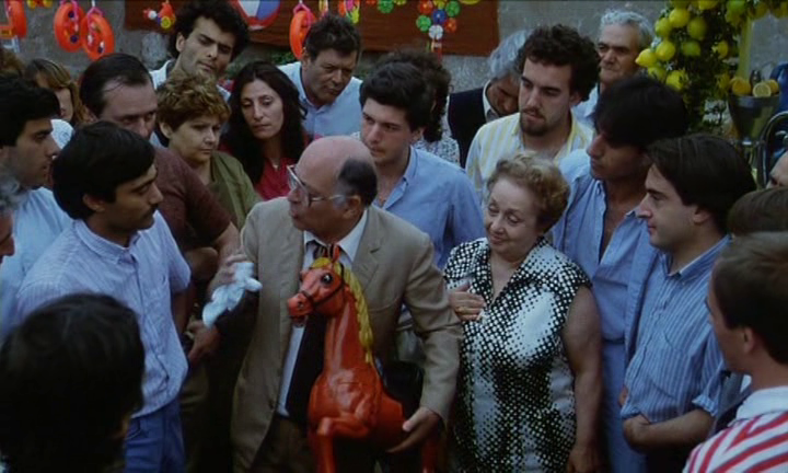 Il celebre cavalluccio rosso di Riccardo Pazzaglia in Così parlò Bellavista