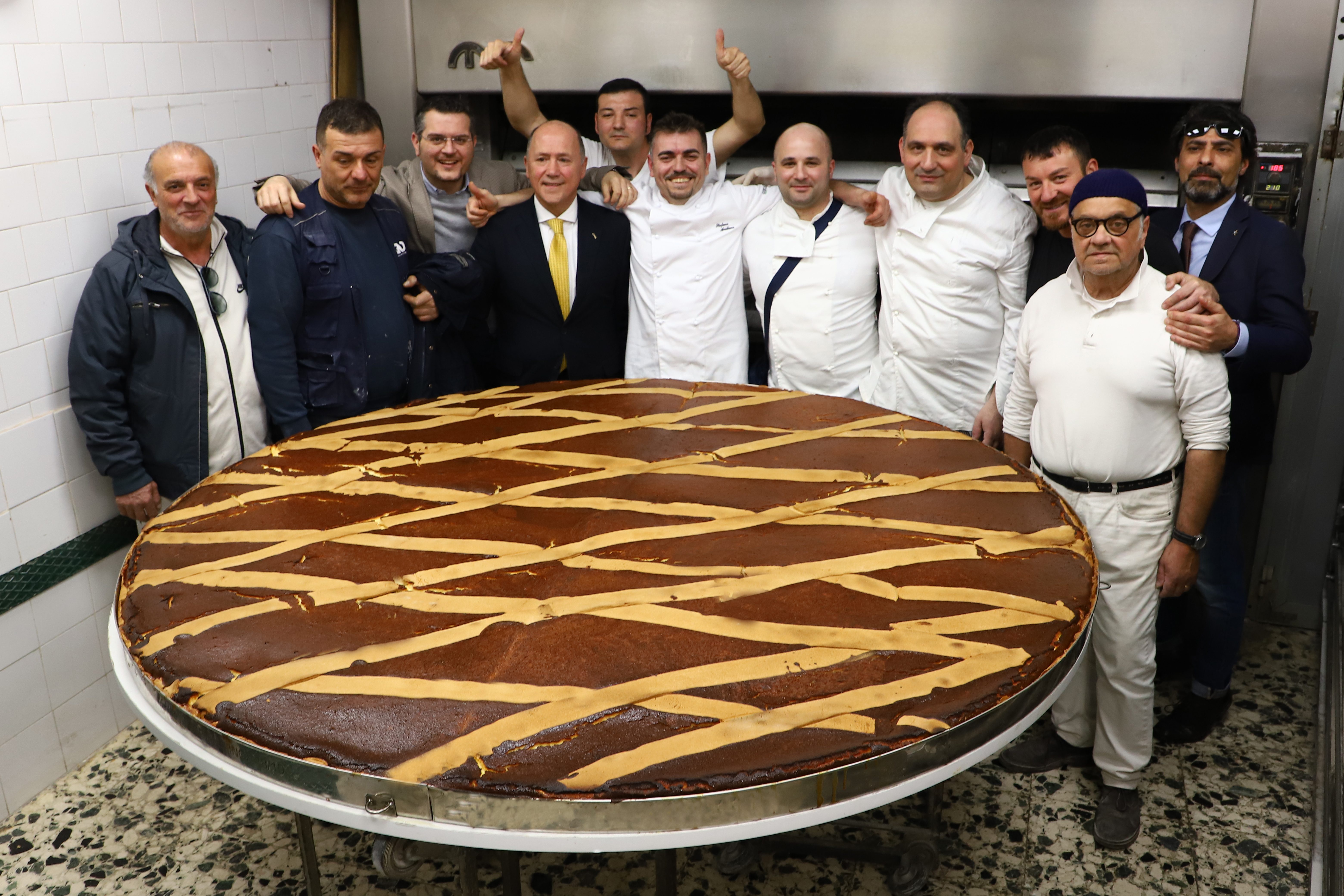La pastiera napoletana più grande del mondo costa 7mila euro e pesa 300kg