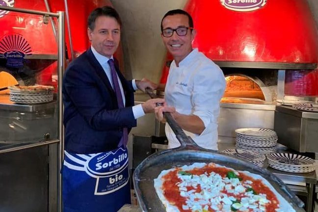 Il premier Giuseppe Conte pizzaiuolo per un giorno: show con Sorbillo a ...