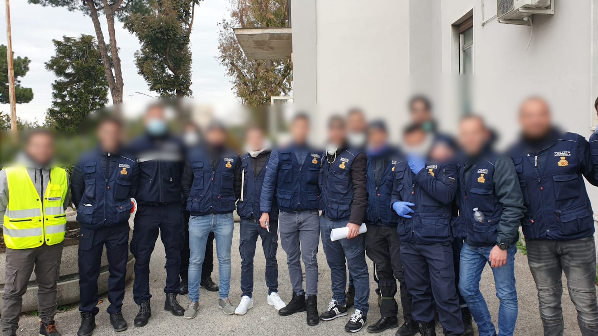 Vigili urbani di Napoli, primo positivo al Coronavirus. Nel mirino il giuramento del 23 marzo