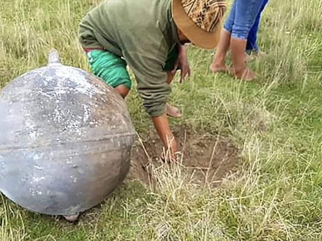 Palle giganti piovono dal cielo: non è un attacco alieno, ma nemmeno ...
