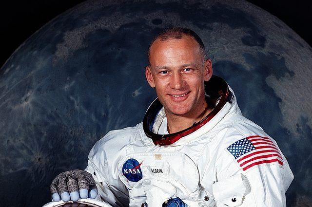 Chi è Buzz Aldrin, il secondo astronauta dell'Apollo 11 sbarcato sulla ...