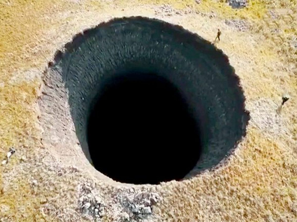 Una gigantesca voragine profonda 50 metri si è aperta in Siberia