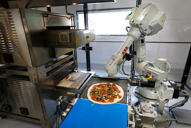 Con il robot pizzaiolo la pizza arriva a casa appena sfornata