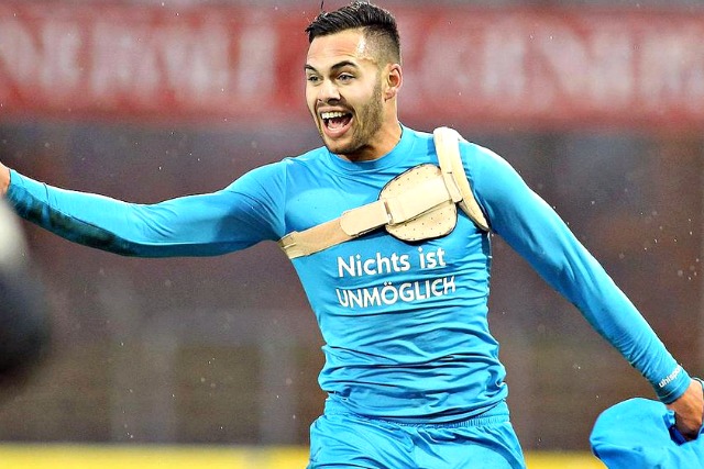 Engelbrecht in campo col defibrillatore, segna un gol da favola