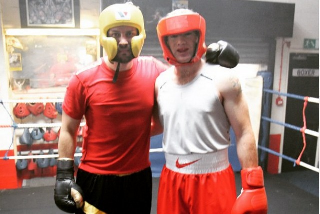 Rooney, boxe in cucina: cade e sbatte la testa contro un mobile