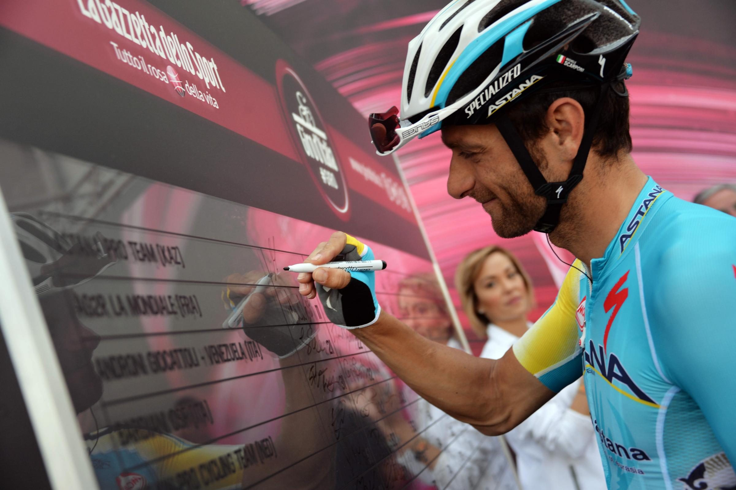 In Serie A minuto di raccoglimento per Michele Scarponi In Serie A minuto di raccoglimento per Michele Scarponi