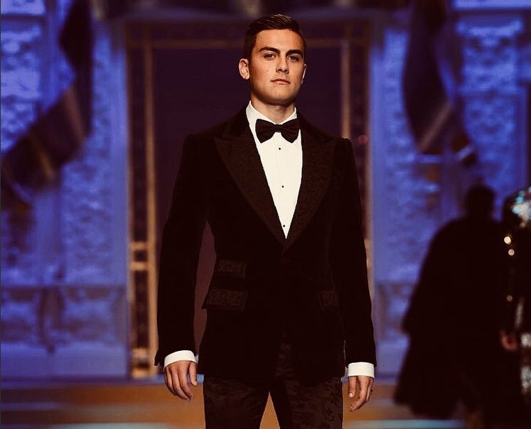 Paulo Dybala, special guest di Dolce & Gabbana, chiude la sfilata milanese