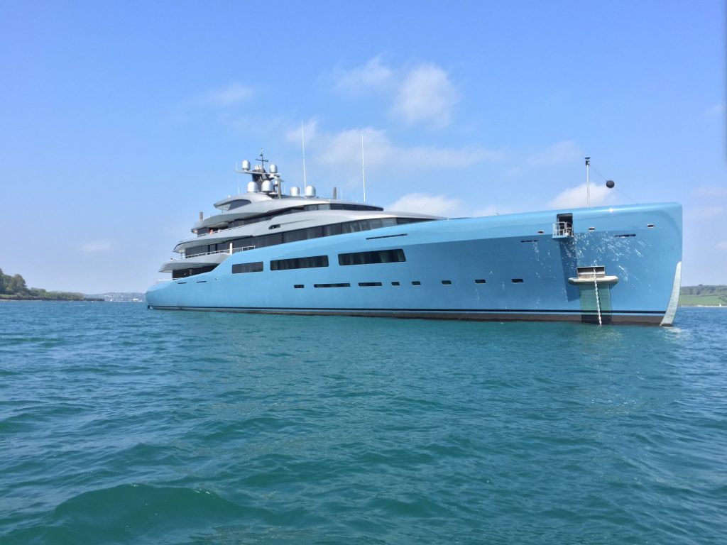 Chi è Joe Lewis, il patron miliardario del Tottenham che vive a bordo ...